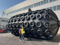 China ISO17357 2014 Standard Pneumatic Marine Fender With Chain Tyre Net for sale