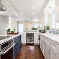 China Durable Lacquer Shaker Style Kitchen Cabinet for Moisture Resistance in Villa Kitchen for sale