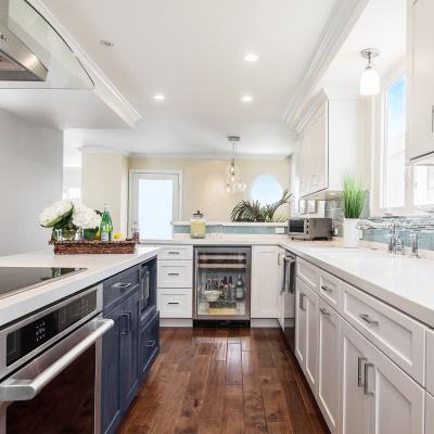 China Durable Lacquer Shaker Style Kitchen Cabinet for Moisture Resistance in Villa Kitchen for sale