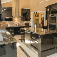 China High Glossy Wooden Kitchen Cabinet Set with Modern Style and Quartz Stone Countertop for sale
