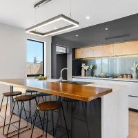 China High Glossy Wooden Kitchen Cabinet Set with Modern Style and Quartz Stone Countertop for sale