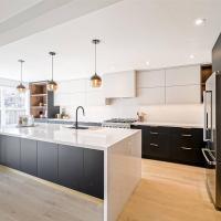 China Modern Kitchen Cabinets with Customized Waterproof Wooden Doors in European Style for sale