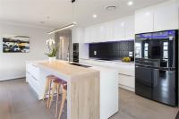 China Modern Luxury Kitchen Cabinets with Lacquer Surface Treatment and Easy Clean Advantage for sale