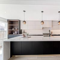 China Customized Waterproof Modern Luxury Kitchen Cabinet with Eased Edge Countertop Edging for sale