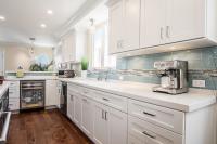 China Top Veneer and Bottom Lacquer Finished Kitchen Cabinet Set for Custom Kitchens Furniture for sale