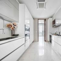 China Custom Waterproof White Kitchen Cabinets with Quartz Stone Flat Edge Countertop Edging for sale