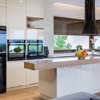 China Perfect Workmanship Italian Furniture Market Modular Kitchen Cabinets with Toe Kick for sale