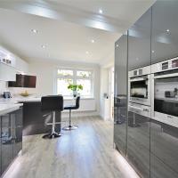 China Perfect Workmanship Italian Furniture Market Modular Kitchen Cabinets with Toe Kick for sale