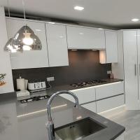 China Customize Kitchen Cabinet Highly ODM/OEM for Modern Design Solid Wood Kitchen Cabinets for sale