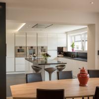 China 2022 Modern Style PVC Thermofoil Finished Kitchen Cabinet for Luxury Kitchen Design for sale