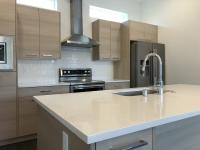 China Customized Veneer Color European Style Wooden Kitchen Cabinet with HDF Door Material for sale