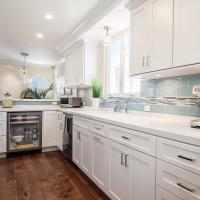 China Modern Design Kitchen Cabinet Set with Quartz Stone Countertop and Eased Edge Style for sale