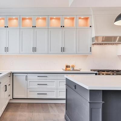 China Luxurious High End Kitchen Cabinet Set with Fine Workmanship and Wooden Shaker Design for sale