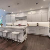 China Luxurious High End Kitchen Cabinet Set with Fine Workmanship and Wooden Shaker Design for sale