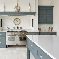 China Luxurious High End Kitchen Cabinet Set with Fine Workmanship and Wooden Shaker Design for sale