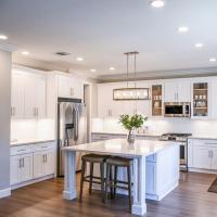 China Luxurious High End Kitchen Cabinet Set with Fine Workmanship and Wooden Shaker Design for sale