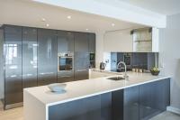 China Villa/Apartment Kitchen Cabinet with Islands Modern Style Wooden Luxury Glossy Design for sale