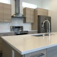 China Customized European Style Kitchen Cabinets in Modern Design with Flat Edge Countertop for sale