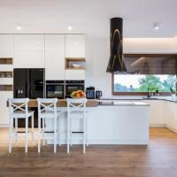 China Customized Color Modular Luxury Kitchen Cabinets with Modern Design and Veneer Finish for sale