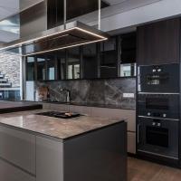 China European Style Solid Wood Kitchen Cabinet Furniture with Guaranteed and Glossy Finish for sale