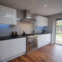 China Highly ODM/OEM Yalig 2024 Smart Wood Furniture Kitchen Cabinets with Blum Hardware for sale