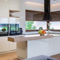 China Villa Lacquer Finish Self Assemble Australian Oak Modern Spain Cabinet Kitchen Cabinets for sale