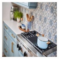 China Custom Lacquer Surface Treatment Shaker Style Wood Kitchen Cabinet for Apartment for sale