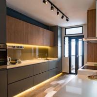 China Modular Kitchen Cabinets Customized with Matte Finish and Quartz Stone Countertops for sale