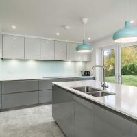 China Advantageous Waterproof Fireproof Gloss Island Kitchen Cabinet for Popular Furniture for sale