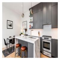 China Custom Size Modern Design High End Kitchen Cabinet with Islands and Glossy Finish for sale