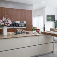 China Top Veneer and Bottom Lacquer Finish Wooden Kitchen Cabinet for High End Home Apartment for sale