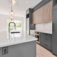 China Affordable Wooden Cabinets Kitchen Cabinet Luxury with Veneer and Lacquer Finish for sale