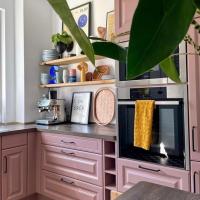 China Ready to Assemble Modern Pink Lacquer Kitchen Cabinet Set with Quartz Stone Countertop for sale