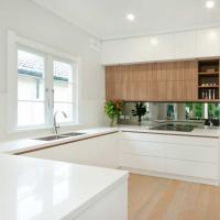 China Modern White Lacquer Kitchen Cabinet with Acrylic Door Panel and Quartz Stone Countertop for sale