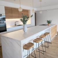 China Modern White Lacquer Kitchen Cabinet with Acrylic Door Panel and Quartz Stone Countertop for sale