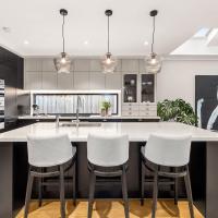 China Quartz Stone Countertop Solid Wood Matte Lacquer Kitchen Cabinets with Oven and Stove for sale
