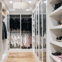 China Moisture Resistant European Style Wooden Wardrobe for Home Villa Hotel and Apartment for sale