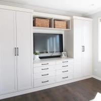 China Moisture Resistant European Style Wooden Wardrobe for Home Villa Hotel and Apartment for sale