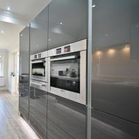 China Effortlessly Stylish YALIG Gray Glossy Kitchen Cabinet with Lacquer Finish for sale