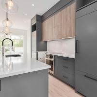 China Effortlessly Stylish YALIG Gray Glossy Kitchen Cabinet with Lacquer Finish for sale