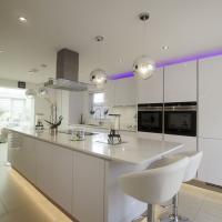 China Waterproof L Shape Kitchen Cabinet Set with Modern Design and Quartz Stone Countertop for sale