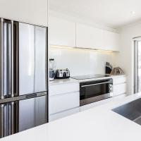 China Blum Hardware American Style White Lacquer Kitchen Furniture with MDF Door Material for sale