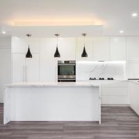China Blum Hardware American Style White Lacquer Kitchen Furniture with MDF Door Material for sale