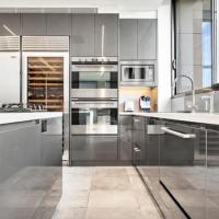 China Modern Lacquer Glossy Kitchen Cabinet Set with Quartz Stone Countertop and Handle Knob for sale