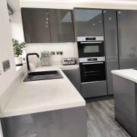 China Modern Lacquer Glossy Kitchen Cabinet Set with Quartz Stone Countertop and Handle Knob for sale