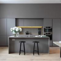 China Australia Modular Kitchen Cabinets with Quartz Stone Countertop and Matt Lacquer Handl for sale