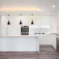 China Australia Modular Kitchen Cabinets with Quartz Stone Countertop and Matt Lacquer Handl for sale