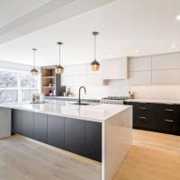 China Australia Modular Kitchen Cabinets with Quartz Stone Countertop and Matt Lacquer Handl for sale