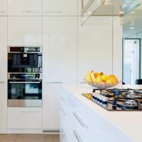 China YALIG High Gloss Uv Lacquer Kitchen Cabinet Set for Apartment Renovation Project for sale