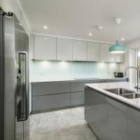 China Modern Kitchen Furniture with Blum Hardware and Customized Veneer Color Wood Design for sale